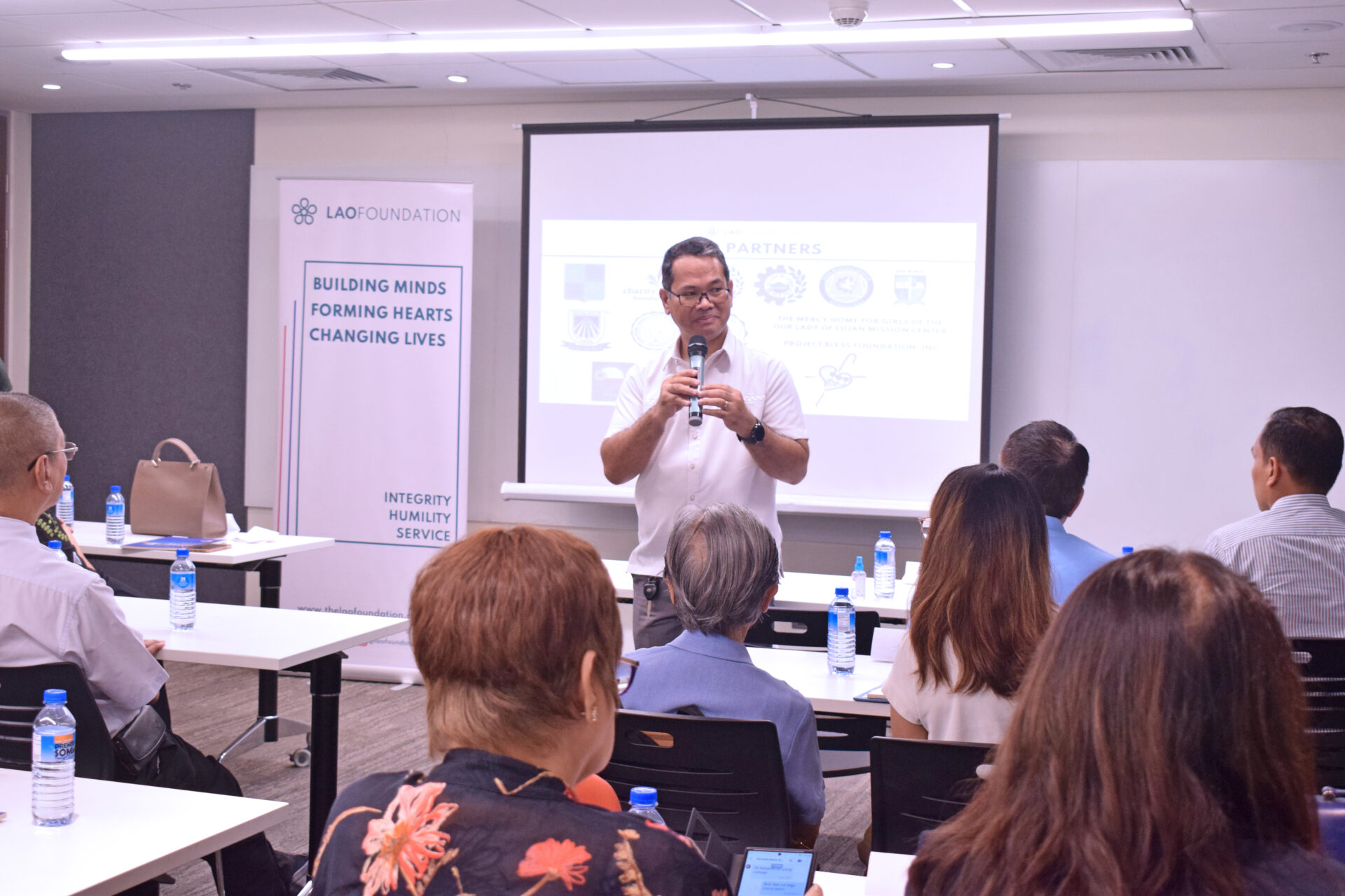 Lao Foundation signs new scholarship Moa with Dualtech Center ...